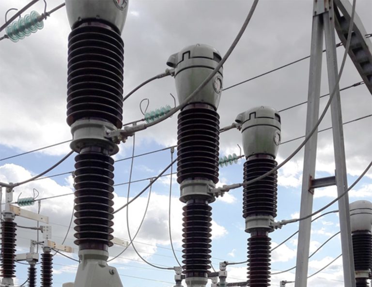 Réparation et maintenance de disjoncteur haute tension en atelier